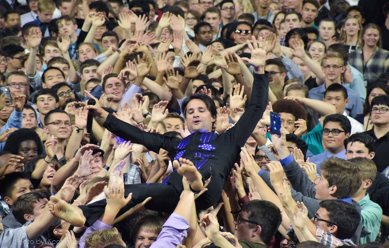 Fastest 50 m crowd surfing | Guinness World Records