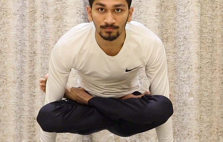 Longest time to hold the scale pose (yoga) (male) | Guinness World Records