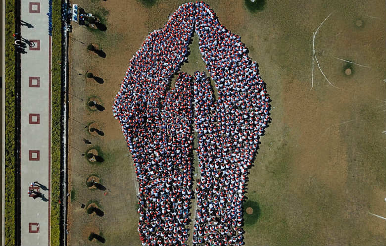 Largest human image of a two-handed gesture | Guinness World Records
