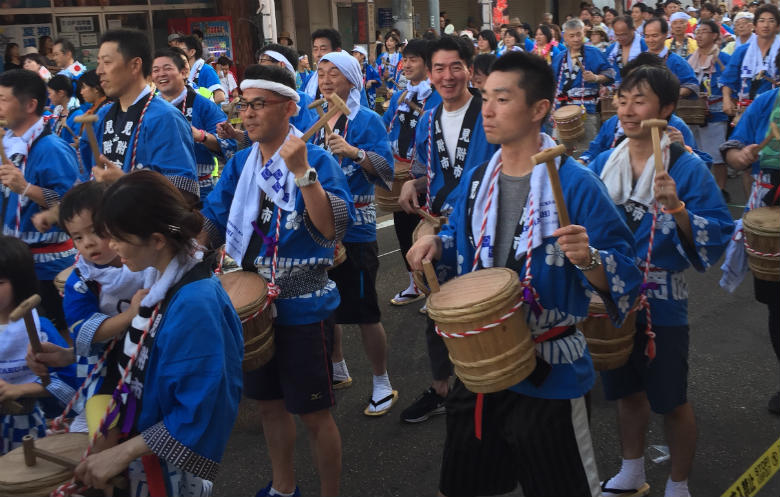 Most people drumming barrels simultaneously | Guinness World Records