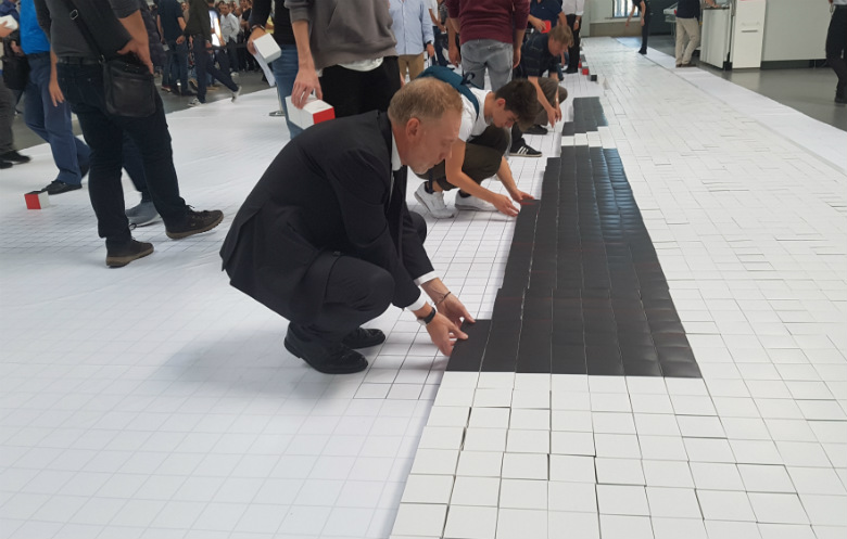 Largest cardboard box mosaic (logo) | Guinness World Records