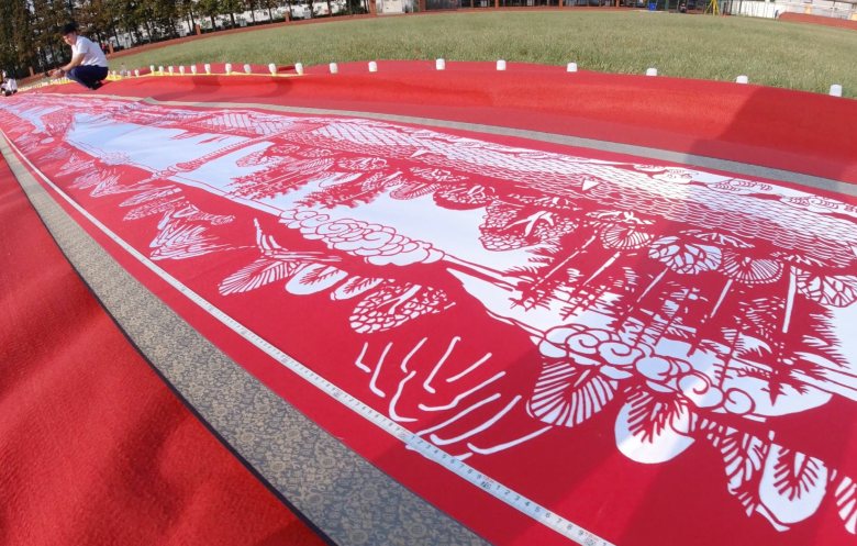 Longest paper cut-out | Guinness World Records
