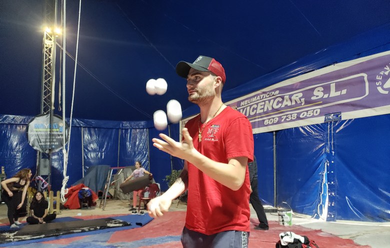 Most juggling catches in three minutes (five balls) | Guinness World ...