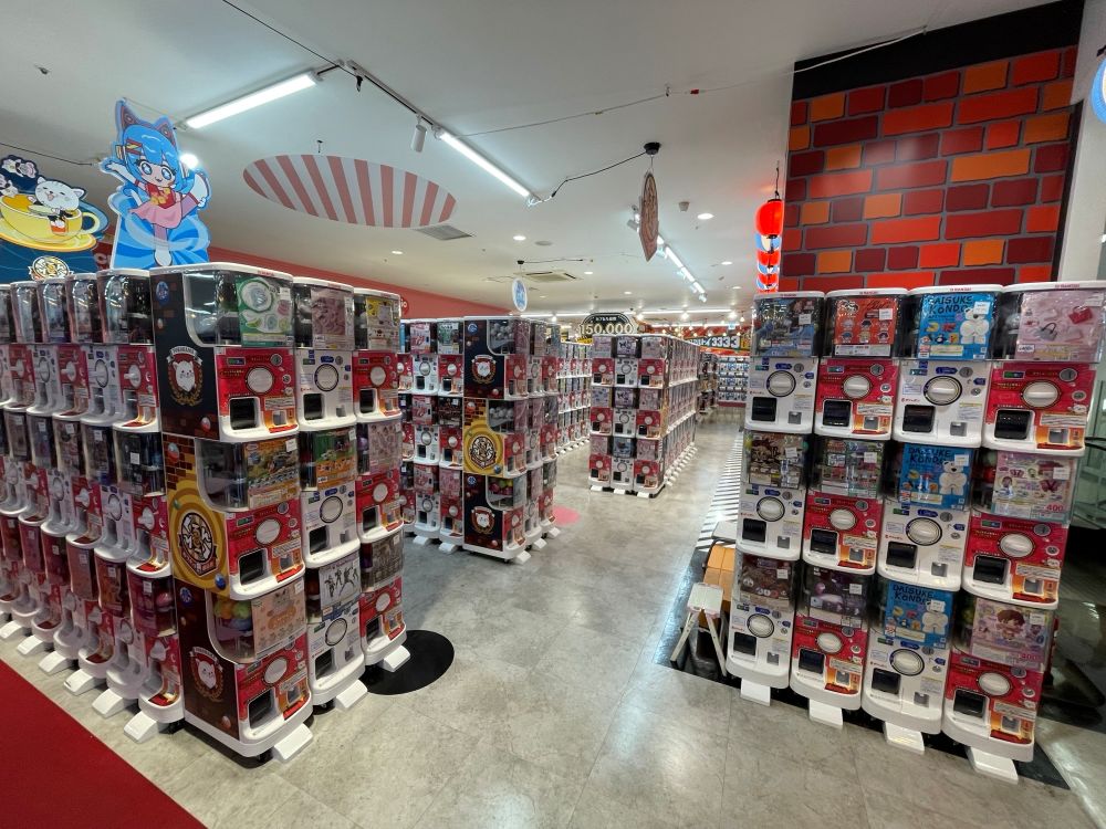 Most capsule toy vending machines at a single venue | Guinness World ...