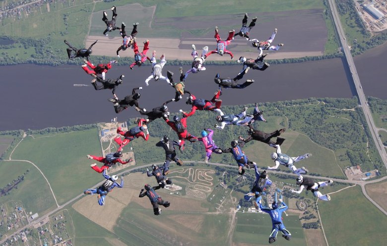 Most people in freefall playing Rock, Paper, Scissors | Guinness World ...