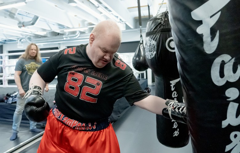 Most full extension punches in three minutes (II) | Guinness World Records