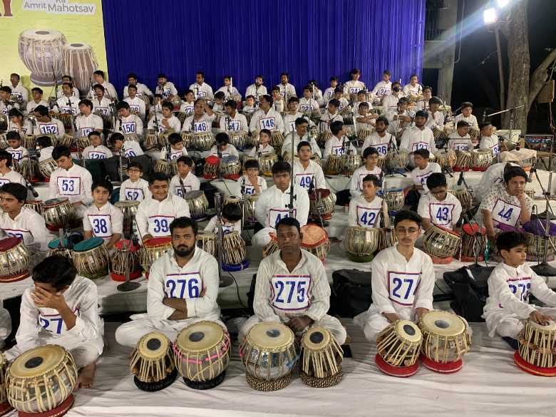 Most people in a hand drumming relay | Guinness World Records