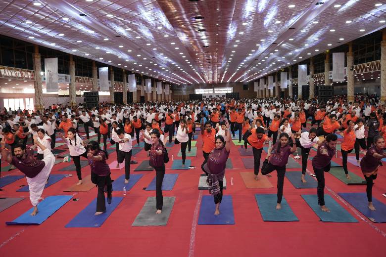 Most people performing the dancer pose (yoga) simultaneously | Guinness ...