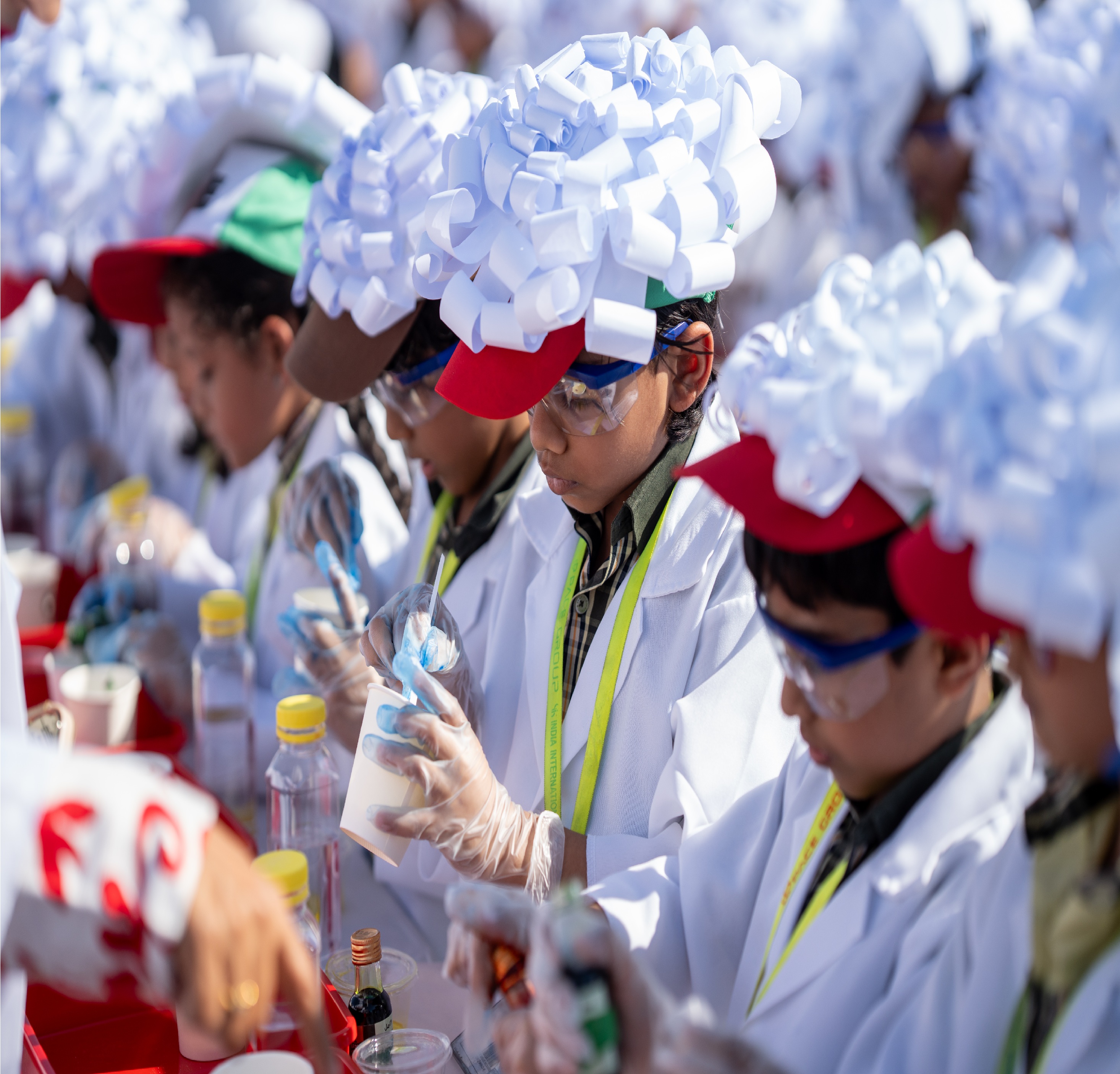 Most people doing scientific experiments simultaneously | Guinness ...