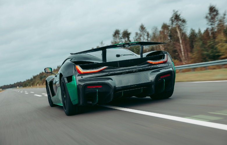 Fastest speed driving in reverse | Guinness World Records