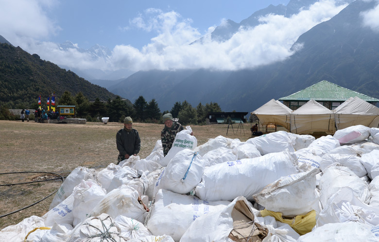 Largest clean-up on Everest | Guinness World Records