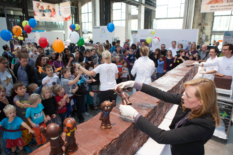 Longest chocolate candy sculpture | Guinness World Records